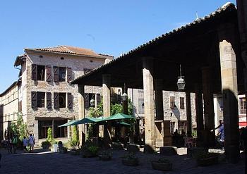 The Hall and the well - Things to see in Cordes-sur-Ciel in France
