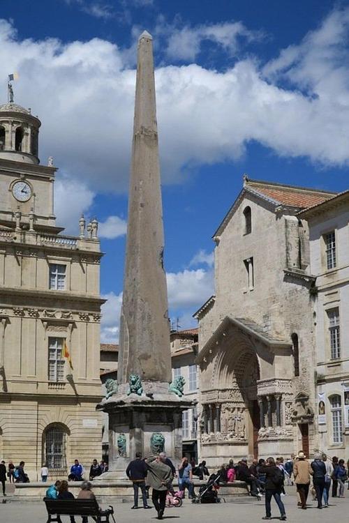 L’obélisque - Lieux à voir et quoi visiter à Arles