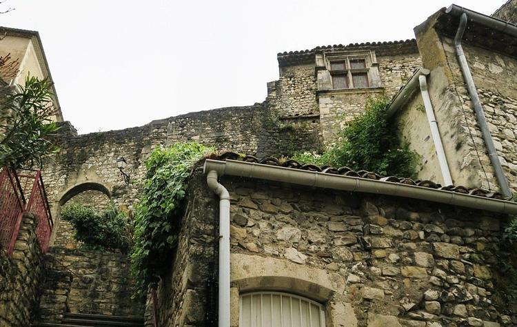 Remparts de la Ville Haute - Lieux à voir et quoi visiter à Viviers