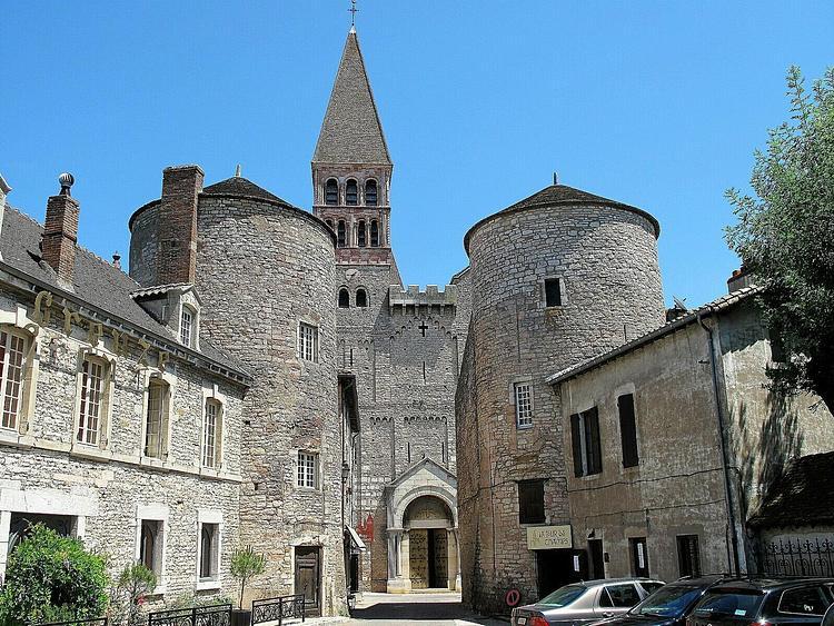 Tournus - Sightseeing tour in Tournus in France